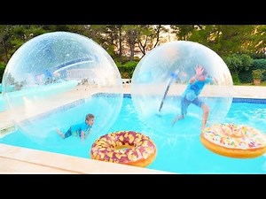 DÉFI PISCINE - ON MARCHE SUR L’EAU DANS DES BULLES GÉANTES AVEC DES GONFLABLES !
