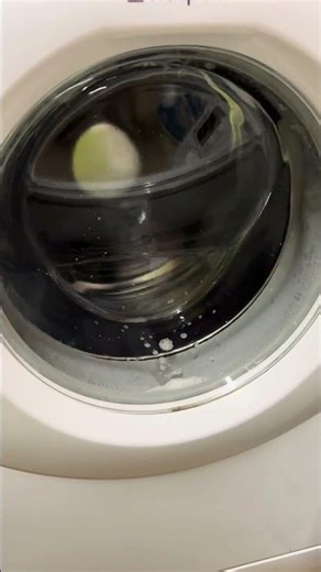 Hotpoint aquarius WF541 washing machine || First spin with clothes!