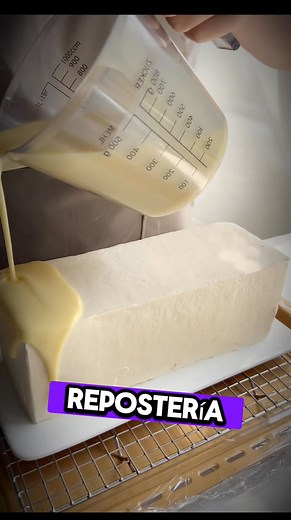 🍋✨ TRIPLE-LAYER LEMON CAKE – Versión Profesional Molde: 3 moldes redondos de 18 cm Horno: 170 °C calor arriba y abajo Tiempo: 22–25 min por capa --- 👉 INGREDIENTES ✨ 1. Bizcocho de limón (3 capas) 300 g harina de trigo todo uso 10 g polvo de hornear 3 g sal 250 g azúcar 180 g mantequilla sin sal, a temperatura ambiente 4 huevos grandes (200 g sin cáscara) 1 cda ralladura de limón 100 ml jugo de limón fresco 150 ml leche entera 1 cdita extracto de limón (opcional pero profesional) --- ✨ 2. Lemo