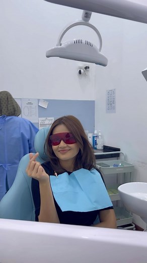 Lepas pakai set yang ke 6, puteri kena buat check up gigi utk tgk progression and utk ambik balance set @angelaligner_malaysia kat klinik gigi @dentalevant ✨Siap buat Wes Anderson punya video lagi 😝 Thank u Dr. Najib bagi gigi kita cantik 🫰🏼#aligners #invisalign | Puteri Aishah