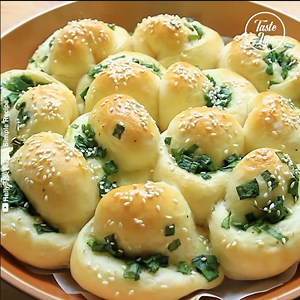 1.3M views · 26K reactions | Soft and easy green onion bread made using the stretch & fold method 襤 Credit: Helly的美食每刻 Simple Recipe - youtube.com/channel/UCY8J23P_GQHPoGh2XetHGdQ | Taste Life | Facebook