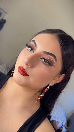 187 reactions · 23 shares | Tutorial sencillo con piedritas癩✨#makeup #navideñomakeup #tutorials #cafemakeup | Adriana fashion and beauty | Facebook