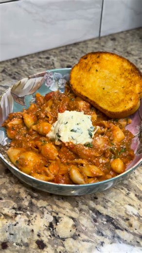 Stuffed shells are already elite… but ONE POT stuffed shells using ?! That’s a whole new level 😮‍🔥 My family tore this UP and I loved having little to no cleanup.🤗❤️ @onestopchop_ was really on to something with this one 👏🏽🍝 @mamadepandi #stuffedshells #delicious #onepotmeal #tasty #explorer | Raven Hall