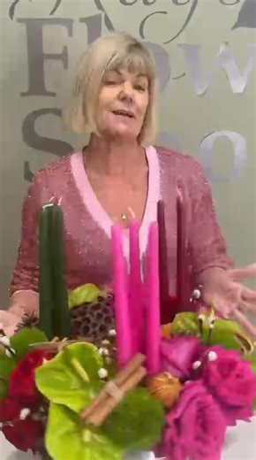 Who would like a FREE Christmas Flower arranging class ? Post the word CHRISTMAS in the comments below and I’ll send you a free link. #ChristmasAtKays #ChristmasAtKaysFlowerSchool #ChristmasFlowerArramging #ChristmasDoorWreaths | Kays Flower School