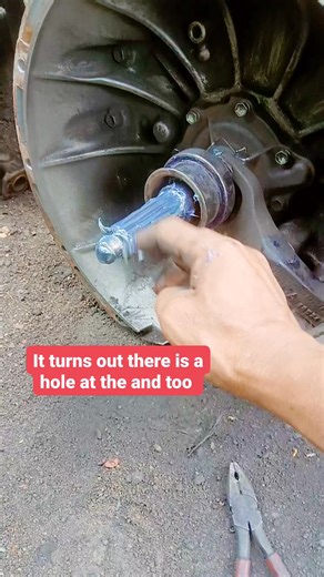 Before we reinstall the clutch bearing, wee add grease to make it More slippery .. #vidioreels #tutorials #kreativiti #mechanic #workshop | Bintang Adyka