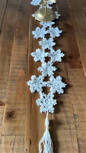 You won’t believe how EASY this snowflake table runner is… ❄️