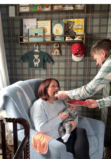 Four weeks postpartum, and being cared for like this makes me so grateful for Dan and fills me with overwhelming respect for single moms who walk this season alone. You are incredible, doing the hardest work with so much love, and often times without recognition. I see you mama 🤍 #firsttimemom #postpartum #firsttimeparents #momanddad #newbornbaby