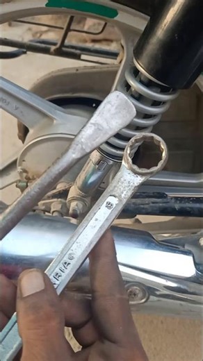 How to Splendor bs6 rear shock adjust//splendor back shocker height increase best trick#shortvideo