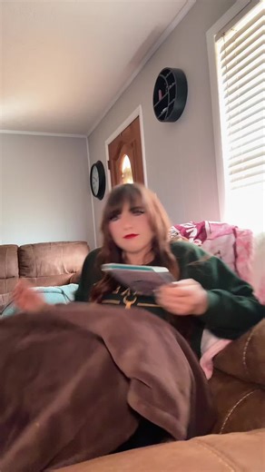 Literally my brain all the time. The vocal stims are endless. #adhdreader #booktok #readerproblems