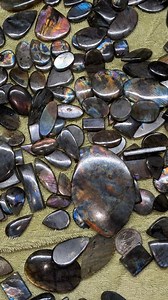 Spectrolite Cabochons ✨ 20g for 20 or 100g for 90 🙏🏾🖤💎 wholesale pricing please DM 🙏🏾🖤💎 • • • • #spectrolite | James Deans