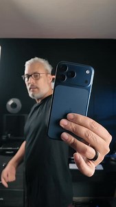 24K views · 1.2K reactions |  iPhone 17 Pro Max: 30 días después… ¿La batería sigue aguantando?  ¿La cámara de enfriamiento realmente hace diferencia o es puro marketing?  Después de un mes usándolo TODOS los días, puedo decirte si este nuevo diseño, su pantalla brutal y las cámaras mejoradas valen cada dólar  Spoiler: no es lo que esperas ‍ #iphone17promax #appleintelligence #review #apple #foat | Frank of all Trades | Facebook