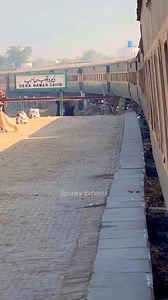 Lahore Bound Fareed Express leaving Dera Nawab Sahib, Punjab ❤️🚄 #PakistanRailway #travel #viral #foryou #DeraNawabSahib #AhmedpurEast #punjab | Spunky Express