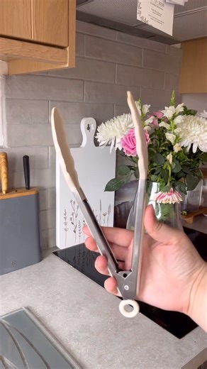 29K views · 80 reactions | Looking for a clever hack to clean your dusty blinds? 﫧 We love this idea from @homewithchloe_x using tongs, a microfibre cloth and a hair tie. #idealhome #cleaningtips #cleaninghacks | Ideal Home | Facebook