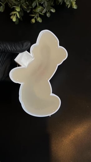 Unmolding is always the most satisfying moment ✨ Today — a unique silicone mold in the shape of a lizard. In the center — a 3D crystal geode effect, just like real minerals. This mold can be used with epoxy resin or plaster — for decorative pieces, wall art, coasters, or interior compositions. #geodeart #resinartist #siliconemold #resinmold #crystaltexture | Tatiana Sirbu