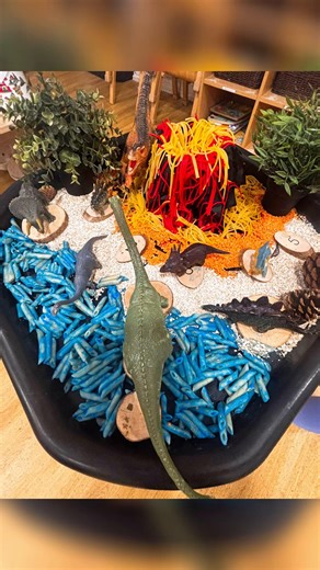 🌋🦖 Sensory Volcano Dinosaur Fun! 🦖🌋 Exploring our volcano dinosaur tray! Little hands are tipping, pouring and getting messy while discovering exciting textures ✋💥 We’re taking turns, chatting about what we see, and even counting “one, two, three!” #nursery #wigglesandgigglesoldbury #sensory #EYFS #FYP
