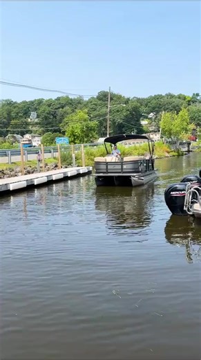 Tight docking space? 😬 Here's how to nail it on your pontoon! 💪 #boating #learntoboat #boatingtips #pontoondocking #lakehopatcong #bridgemarina | Bridge Marina, Inc.