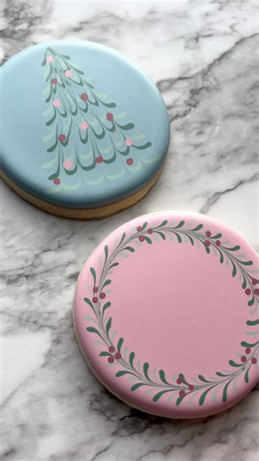 Everyday Cookier on Instagram: "A couple of simple designs for your Christmas cookie decorating! 🎄 #cookiedecorating #satisfyingvideos #everydaycookier #cookieart #christmascookies #royalicingcookies #satisfyingasmr #bakingasmr #sugarcookiedecorating #royalicing #bakingvideos"