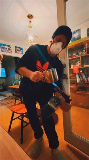 Jhano celik on Instagram: "USA ‘de Eşin, biri olsada kurşun dökse deyince ben 😎…. Kurşunları dökmek benden , yorumlamak sizden …🧿🧿🧿 😂😂😂 TO BE TURKISH 🇹🇷"