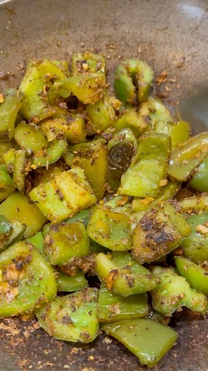 Shimla mirch fry Shimla mirch fry / Capsicum fry is very quick, easy and simple dish. Ingredients Capsicum - 3 (medium) Garlic - 3 (medium cloves) Salt - as per taste I added 1 tbsp Chugar podi (tamarind leaves podi). Alternatively, you can use Copra (Dry coconut) podi / peanut podi, etc. Not to worry if you don’t have any podi in hand, just use a little chilli powder. #shimlamirch #capsicumfry #indianreels #foodlover #easyrecipes #easyindianrecipes #bachelorcooking #vegetarian #indiansidedish #