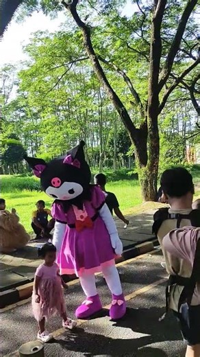 Temen si jumbo kuromi lagi menyapa anak anak #kuromi #viral #jumbo #shorts