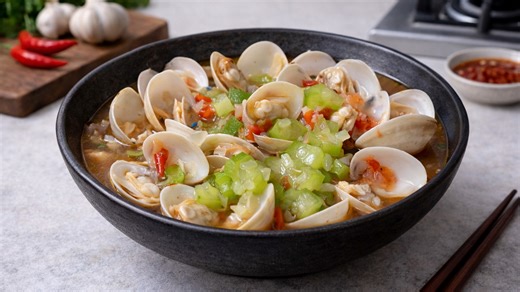 Cooking fresh clams with patola soup