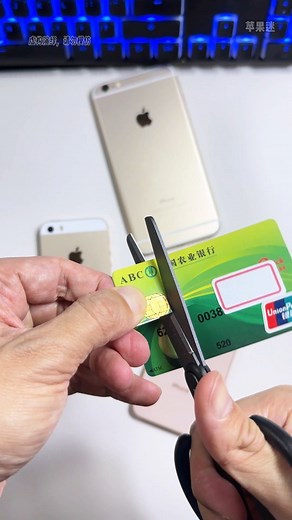 2.7M views · 3.6K reactions | Fans asked: What will happen if the bank card chip is inserted into the iPhone? I tried it today. #iPhone #digitaltechnology #fundigital #applefan #iphonetips | Trendy Tech Review | Facebook