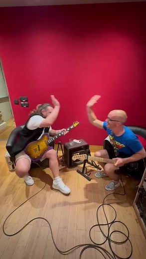 Rendez-nous Noël feat DaviD « Mcfly » disponible dès maintenant #enfantillages #mcfly #noel #guitar