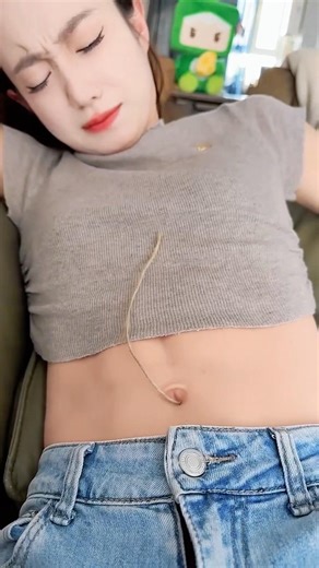 😱A bug crawled into my belly button！