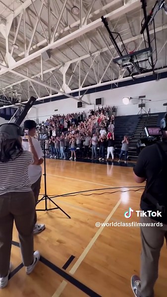 Behind the Scenes: Directing 100 Extras Like a Symphony