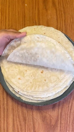 laila.ml1 on Instagram‎: "خبز التورتيلا 👌 450g دقيق فورص نصف كأس زيت 40ml ملعقة كبيرة سكر ملعقة صغيرة ملح كأس ماء مغلي 280ml #خبز_تاكوس_منزلي #شهوات_مغربية #طبخ_مغربي #foodie رمضان"‎