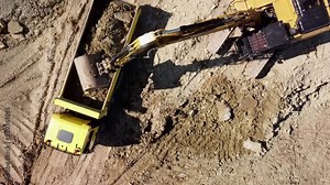 Un camion et une pelleteuse en action sur un chantier Stock Video