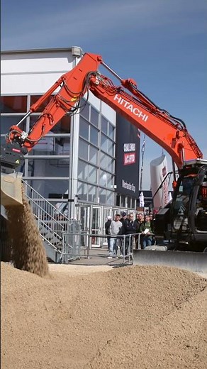 Autonomous Hitachi excavator demo ‪@baumaMunich‬