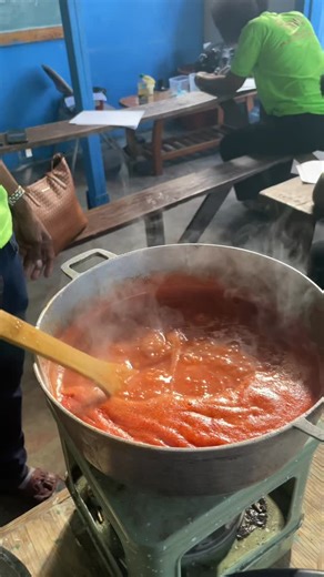 Max 🖤 on Instagram: "Vin aprann fè pâte de tomate 🍅 avec magie de poulet 🍗 à la maison 🙌🏾😋 . . . #haiti #vlog #littlehaiti #max_promo #haitiangirl #haitianmusic #haitienne #ayiti #visithaiti"