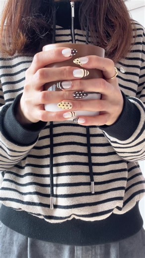 FrenchDotNail🤎💅🏻💛🥰 Classic details with bling mirror powder,this mani slaps💞 #polkadotnails #mirrorpowdernails #frenchnails #viral #nailspo