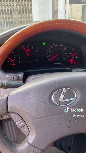 Lexus LS 430: Comfort Front, Chaos Back