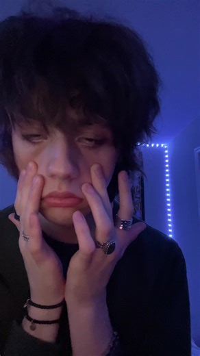 Would you ever dye your eyebrows? #ihadacomputervirus #porple #purpleeyebrows #wlw #gothicunicornqueef