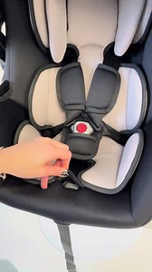 Did you know about this lever to loosen off your capsule’s straps? Simply push it down, and pull the straps out. If you’re finding you can’t loosen off your capsule’s straps, make sure you aren’t accidentally holding the strap. If your straps no longer loosen enough for your bub, it may be time to take the straps off the newborn setting 👉 flip your capsule over, remove the straps from the splitter plate and reattach on the longest strap loop. Find more info here https://edwardsandcobaby.zendesk