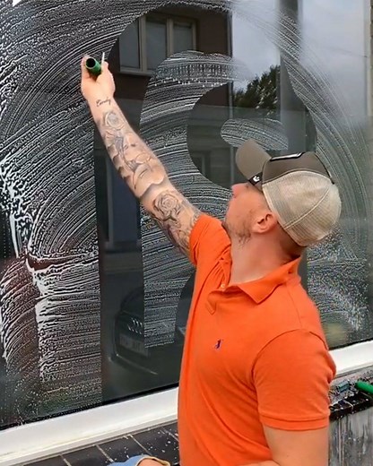 This window cleaner's squeegee logo drawings are seriously satisfying 👏 | LADbible