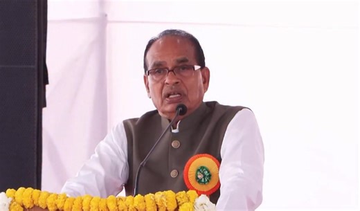 किसान भाइयों और बहनों, अब खेती की हर जानकारी के लिए अलग-अलग जगह भटकने की जरूरत नहीं है। ‘भारत विस्तार’ एक AI प्लेटफॉर्म है, जहाँ आप जो भी पूछेंगे, उसका जवाब एक ही जगह मिलेगा। खेत में फसल खराब दिखे तो फोटो भेजिए, दवाई की सही सलाह तुरंत मिलेगी। मौसम की जानकारी, बोनी का समय, किसान क्रेडिट कार्ड, फसल बीमा जैसी योजनाओं की जानकारी भी तुरंत मिलेगी। यह प्लेटफॉर्म हिंदी और अंग्रेज़ी में शुरू हो चुका है, और जल्द ही सभी प्रमुख क्षेत्रीय भाषाओं में भी उपलब्ध होगा। | Shivraj Singh Chouhan