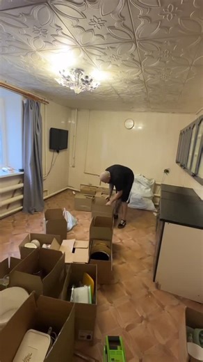 Живу, строю, снимаю on Instagram: "Отчет о проделанной работе по спасению семейного дома за 5 рабочих дней своими руками. Подпишись на телеграм канал - Марадуда. Первым делом начинаю разбирать все вещи и сортирую все по коробкам, часть уходит на мусорку, часть в добрые руки. После разбора кухни и комнаты на первом этаже перехожу к разбору мебели на части, они отжили свой век поэтому отправляются на свалку. Ремонта в доме не было 30 лет, пора это исправить. После разбора шкафчика в комнате все эт