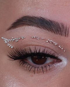 151K views · 635 reactions | A unique eye look for this Christmas! | MetDaan Makeup | Facebook