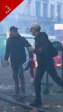 Guerriglia a Bruxelles, poliziotti caricati da un trattore davanti al parlamento europeo