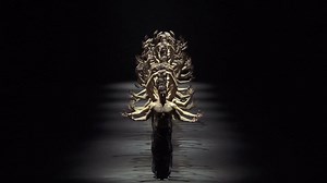 Crystal Pite's choreography for the Opéra national de Paris is a tribute to the forces and forms of nature.With music by Max Richter The full performance here: https://www.arte.tv/en/videos/083017-003-A/the-seasons-canon-by-crystal-pite-at-the-paris-opera/ | Arte