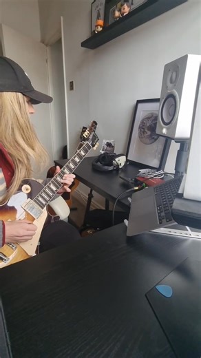 🔴🎧 a short recording session guitar solo procrastination 🔴🎧 • • #homestudio #musician #femaleguitarist #guitarist #guitarsolo #guitarplayer #producer #femaleproducer #acoustic #acousticguitar #lespaul #gibsonguitars #gibsonlespaul #focusright #gibson #fleetwoodmac #tusk #musicianlife #womeninmusic #focusrite #takamineguitars #takamine | Samantha Durnan