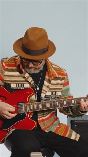 Pink Floyd vibes today! Here’s how to play “Brain Damage”—a moody, beautiful tune with some really cool chord shapes and subtle movement. Take your time, let it breathe, and enjoy the feel of it. Full lesson’s up now on YouTube! Learn Pink Floyd Brain Damage on Guitar • Lesson Tutorial https://youtu.be/5cUJ4plHs3w | Marty Schwartz