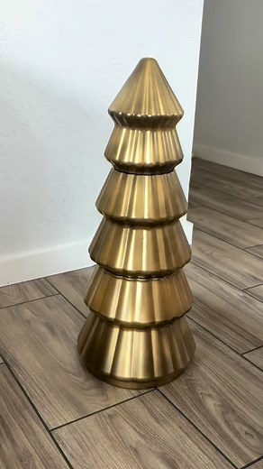 3.3K views · 877 reactions | Transformé un arbolito de 7 dólares de dollar tree en uno que parece mucho más caro. Necesitaba algo navideño para poner en una esquinita de la sala y pues me puse manos a la obra. Con solo una pintura quedó perfecto para mi decoración vintage. #diy #christmastree #dollartreediy #vintage #christmasdecor #dollartree | Kathdelgado | Facebook