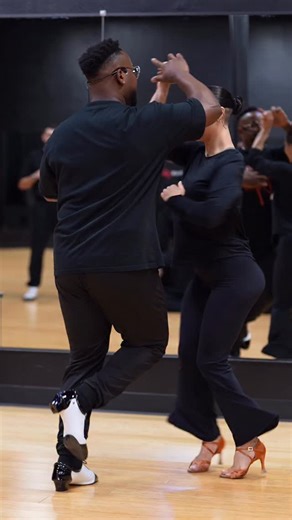 👀Master Energy Manipulation > Collecting Turn Patterns In partnered improvisation, you’re not trading steps—you’re managing energy. As leads we too often dance at follows with our patterns and not with follows with shared agreed upon energy. When you learn to make connection and energy a priority -you learn to gather, stretch, redirect, and release that energy, the dance becomes limitless because both bodies share one fluent conversation. 💪🏾Here are few things that might help: - Ground first: