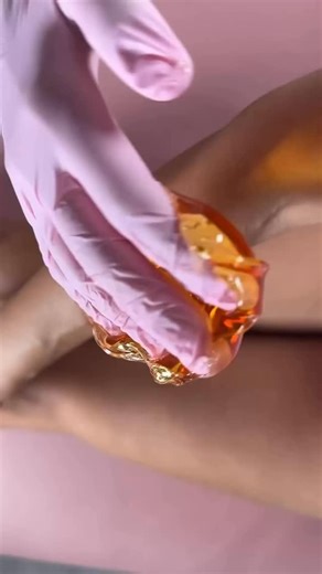 How Sugaring Removes Hair for 4-6 Weeks ✨ If shaving has you dealing with prickly regrowth in just a few days, sugaring might be the upgrade your skin is begging for.🍯 What Makes Sugar Paste Different? Sugaring uses a natural paste made from sugar, water, and lemon. The paste is applied against hair growth and removed with hair growth - and that little detail changes everything. Here’s why it lasts up to 4-6 weeks: 1. It Removes Hair From the Root Unlike shaving, which cuts hair at the surface,