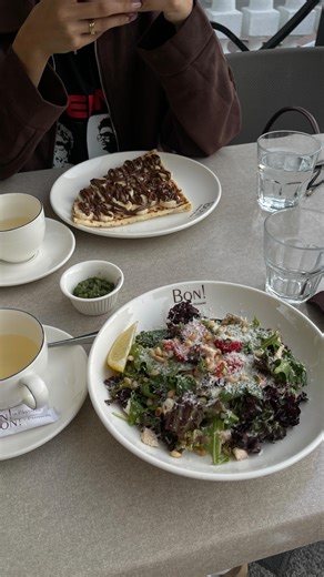 xadicha on Instagram: "tag your yapper bestie 🫶🏻 #relatable #fyp #uni #lecture #bestie #trends"