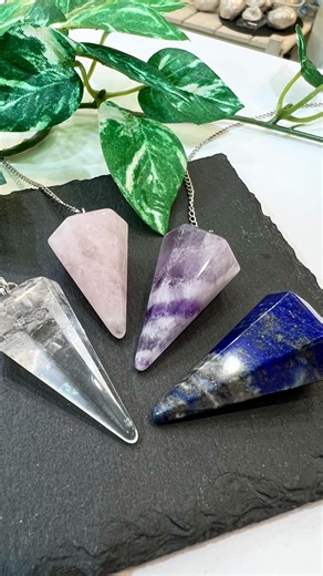 スリーエイト★スタッフ on Instagram: "迷ったらコレ🤘 🔻1月22日(木)朝10:30からのライブ配信にて、《天然石》のペンデュラムが登場です‼️ 今回は ・天然水晶・ローズクォーツ ・ラピスラズリ・アメジスト をご紹介します！ ご参加お待ちしております😍 しゃちょーのアカウント @three_eight_38 新着情報最速‼️フォロー推奨でっす(((o(*ﾟ▽ﾟ*)o))) スリーエイトスタッフ G10(ゴト)でした💂‍♀️"